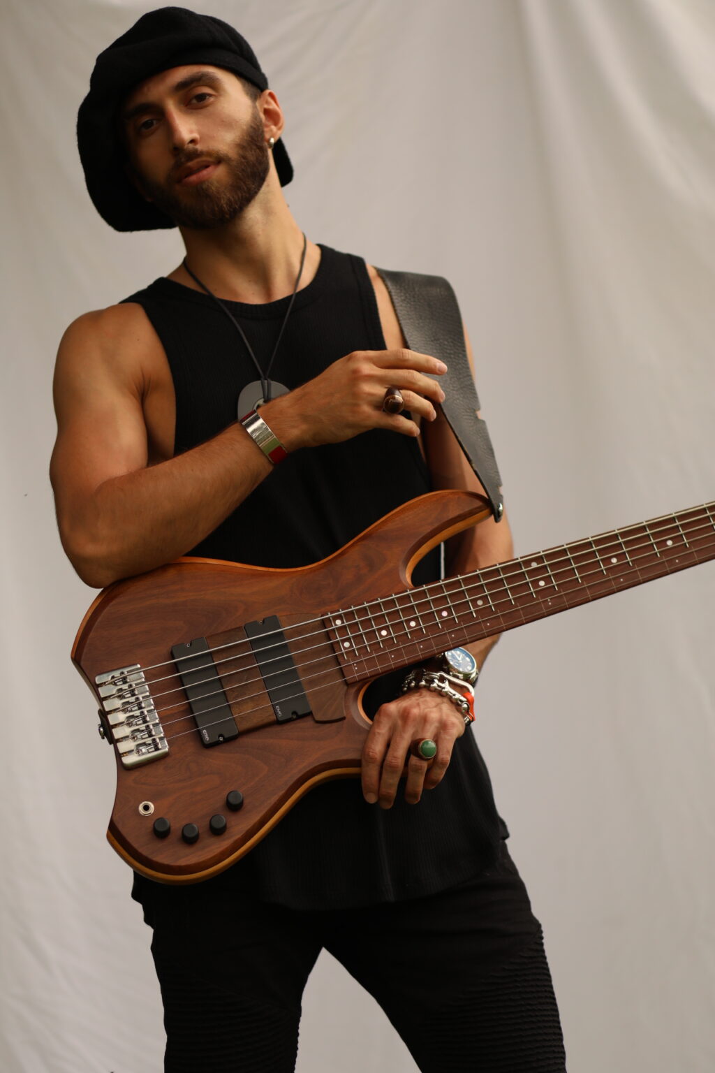 Han Beyli: In Praise of the Fretted/Fretless Hybrid - Bass Magazine