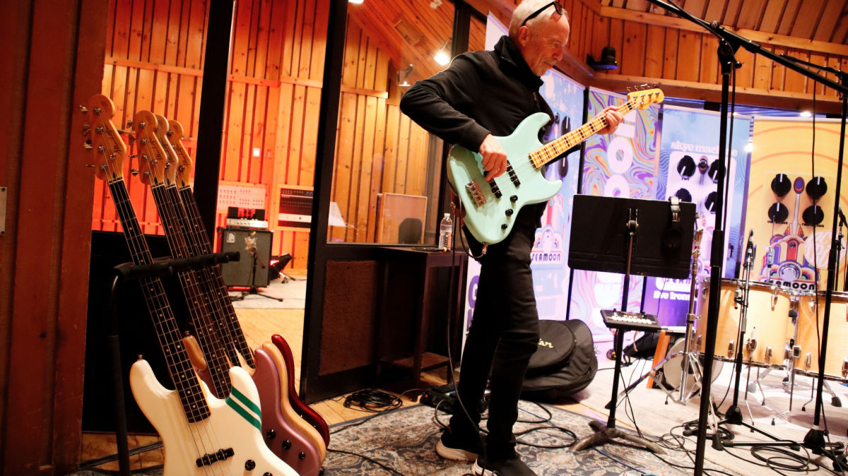 Neil Jason: Old School Stomp! - Bass Magazine