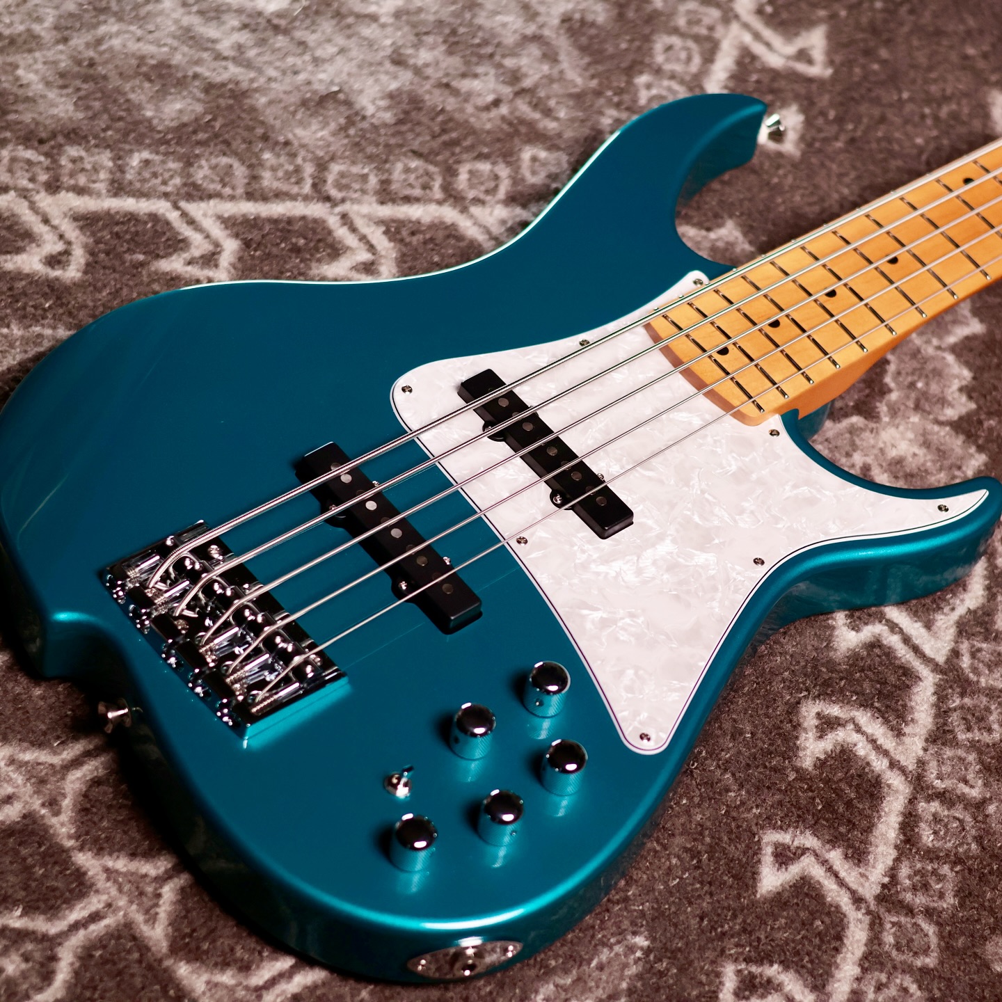 Vola Guitars Releases 5-String ZVA Bass - Bass Magazine